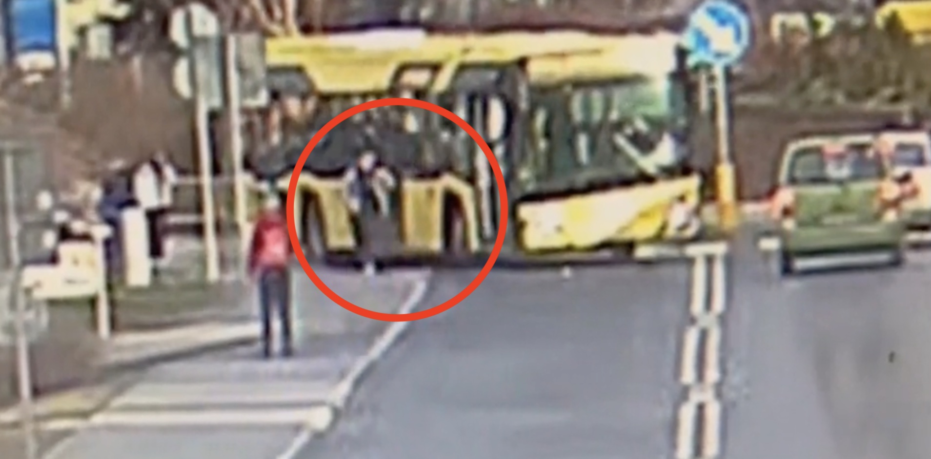 Pieszy zderzył się z autobusem. Zobacz nagranie z monitoringu - Gliwice | infogliwice.pl